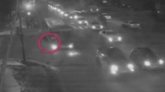 巴士车门夹脚 妇人惨遭拖行1.6公里致死