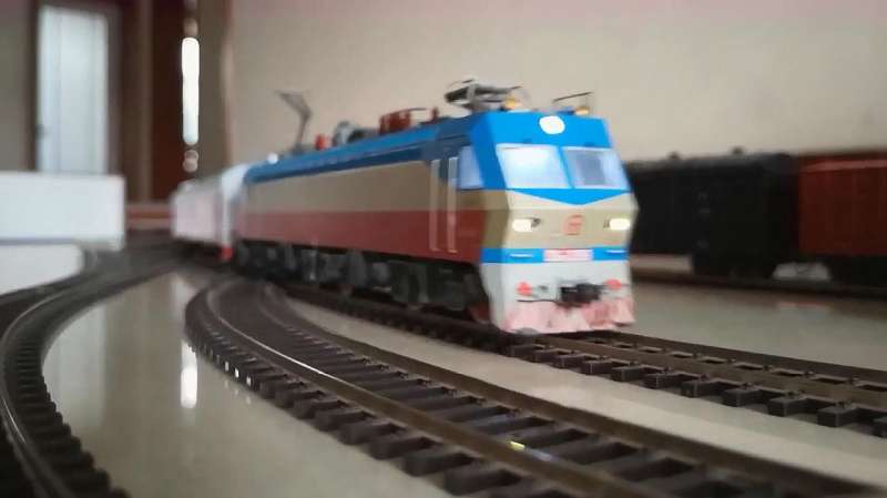 火车模型:真实版火车模型!车迷爱好者系列!网友:好喜欢啊!