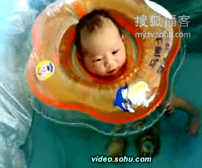 出生第二天的宝宝在洗浴