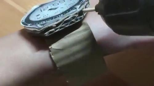 朋友自制的手表,把手腕转过来电钻转起也是一种风格,说不定还能卖几块