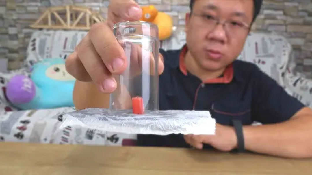 4个关于水的魔力小实验，方法简单有趣，到底是啥原理？