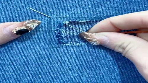 牛仔裤破了一个大洞?这样缝补几点后,就连专业的裁缝见了都夸好!