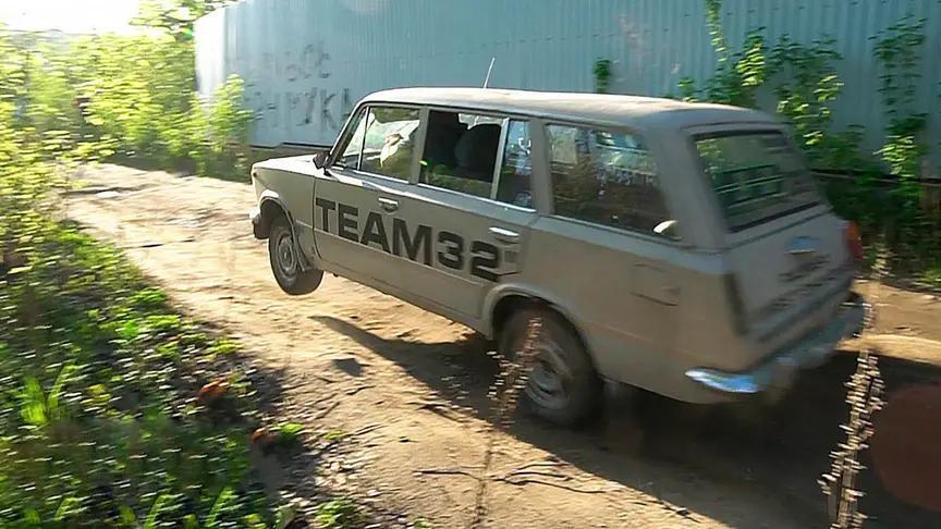 战斗民族将汽车避震器拆下会怎么样?过个减速带差点把胆汁颠出来