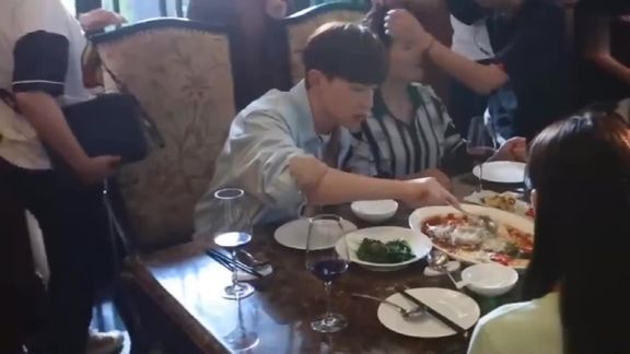 邓伦乖乖的干什么都慢慢的,好优雅的男人,小胖手太抢镜了!