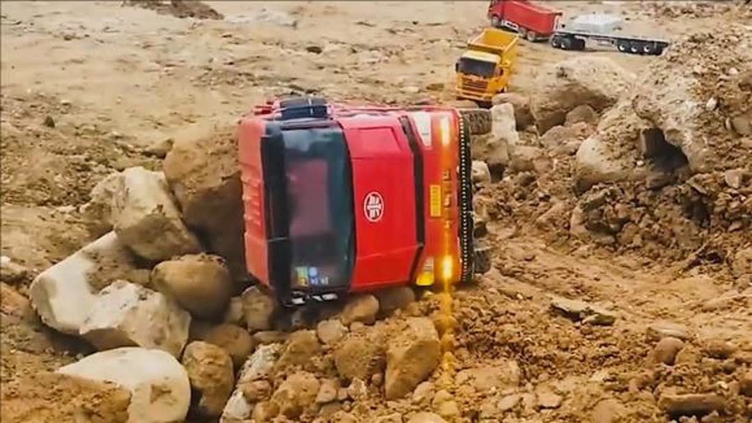 RC模型,1/14解放大卡车超载运输,爬上小坡坡翻车了