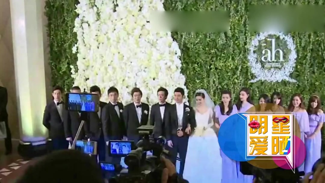 黄晓明携Baby与家人吃年夜饭 合拍温馨全家福