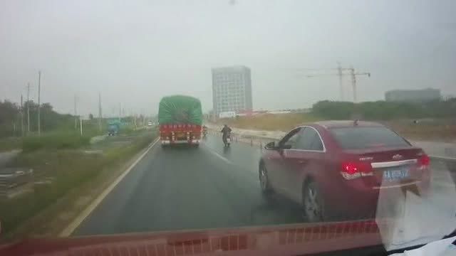 看了这么多事故,电动车不管不顾占了大部分