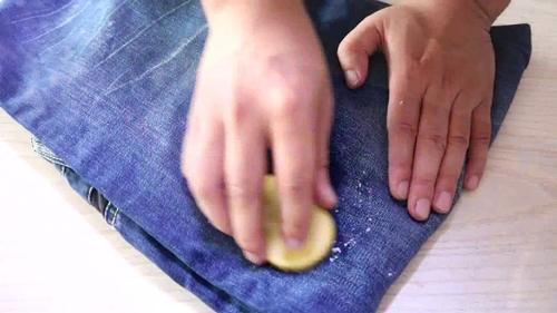 衣服上的油污难去除?不用洗洁精,一块土豆高效去除衣服油渍!