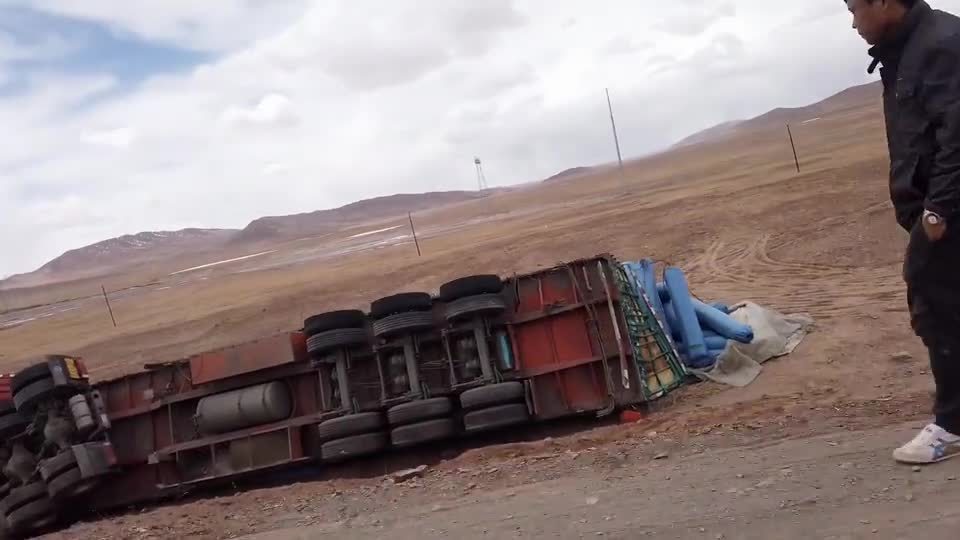 连续看到两辆大货车翻车,好吓人!