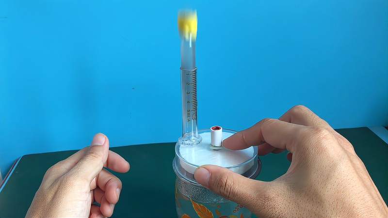 自制低温自由活塞直线式斯特林发动机模型试机