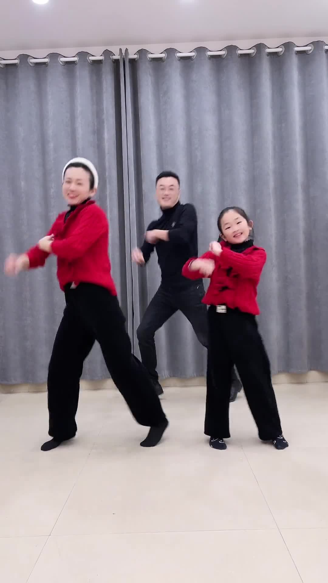 这么跳,今年元旦晚会我们一家三口应该会是学校最靓的组合