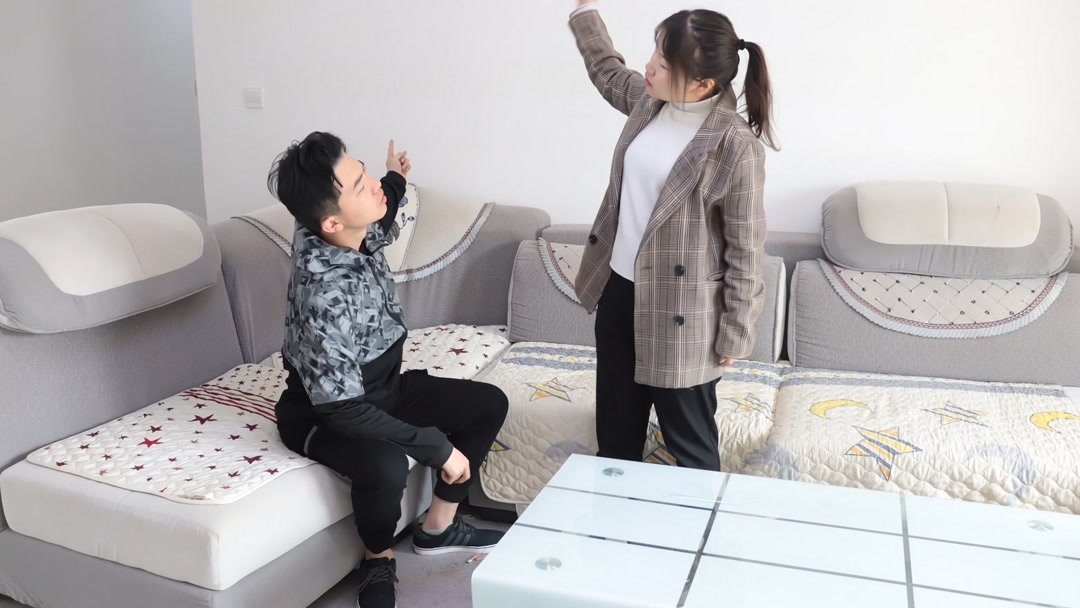 邻居上门来投诉小伙扰民,结果小伙解释了几句,邻居扭头就走