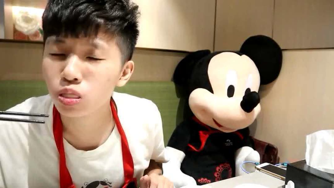 大半夜的一个人去吃台湾的海底捞,看看有什么特色服务?