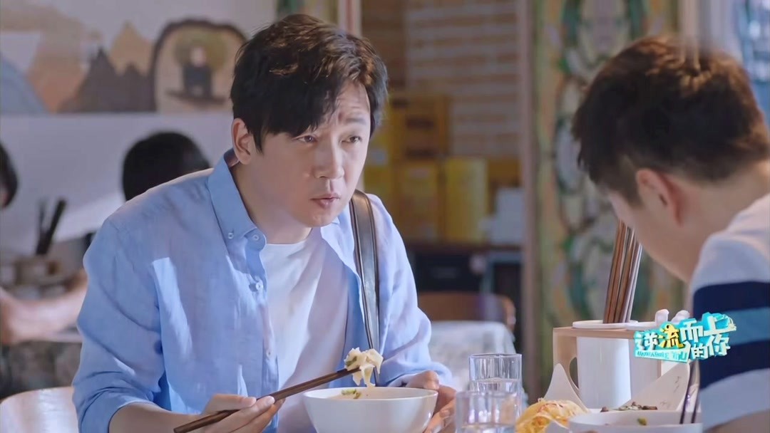 小伙给帅哥介绍业务,小伙和大叔见面闲谈,不巧被人正好看到