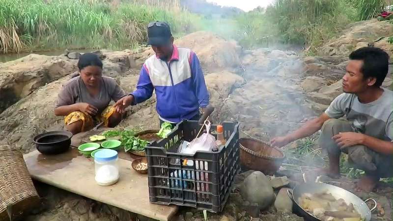 一顿普通的山野美食,今天中午吃牛皮,看他们如何烹饪