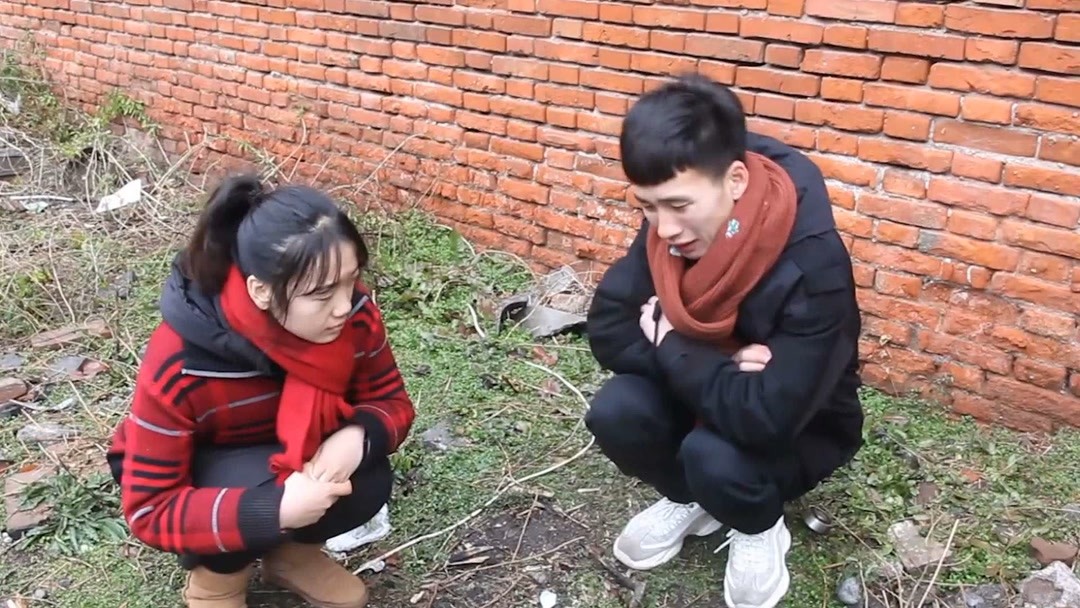 残疾老汉路边乞讨,善良女子带回家照顾,几年后才知走大运!