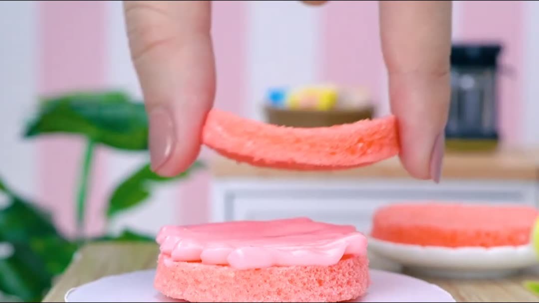 迷你厨房制作风格迥异的美味蛋糕