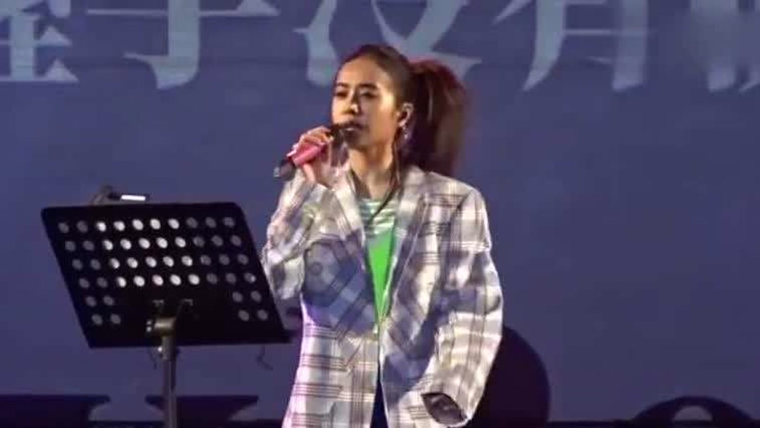 蔡依林随性演唱《玫瑰少年》, 用歌声为彩虹群体加油鼓气!