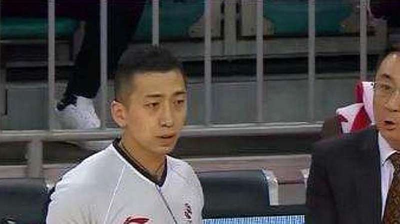 大闹技术台!中国男篮名帅不满裁判吹罚,直接冲到记录台大喊