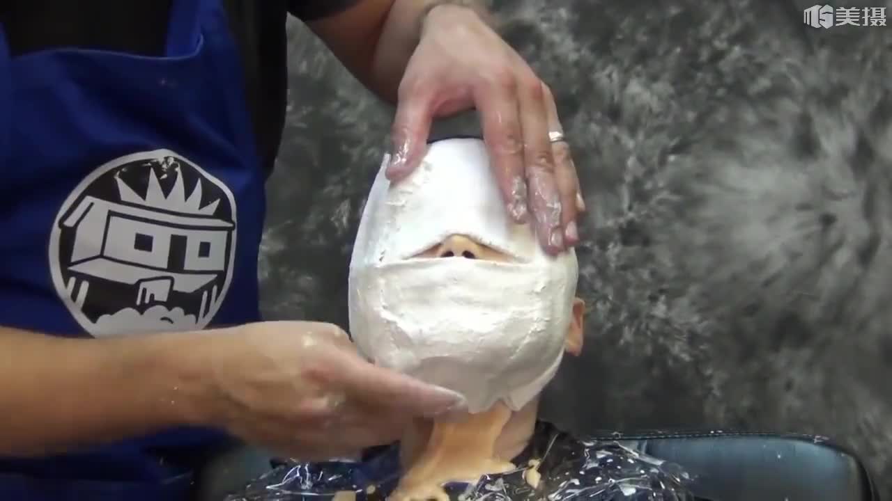 过程残忍,小女孩的人脸倒模面具