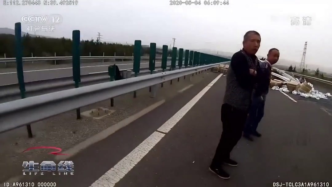 男子高速路上驾驶货车直播,因低头玩手机发生交通事故,导致妻儿死亡