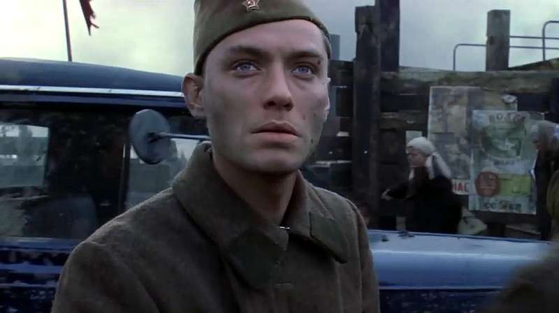兵临城下:01年历史题材电影,回顾第二次世界大战,战争惨不忍睹