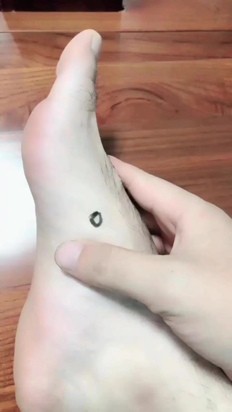 每天洗头头发还是很油,这是脾湿导致的!试一下按摩公孙穴调理吧!
