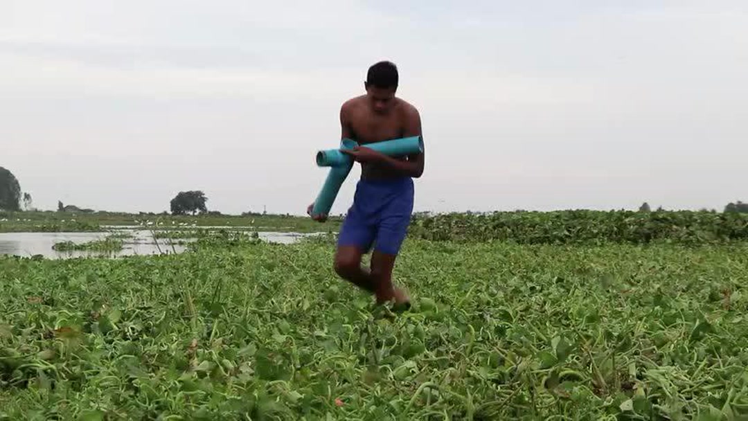 农村男子用水管制作奇怪捕鱼工具,在长满水葫芦的池塘里抓到大鱼