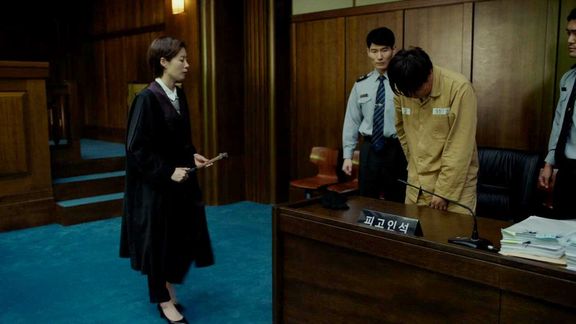 审判长当庭测试嫌疑人是否行凶,不料审判长负伤