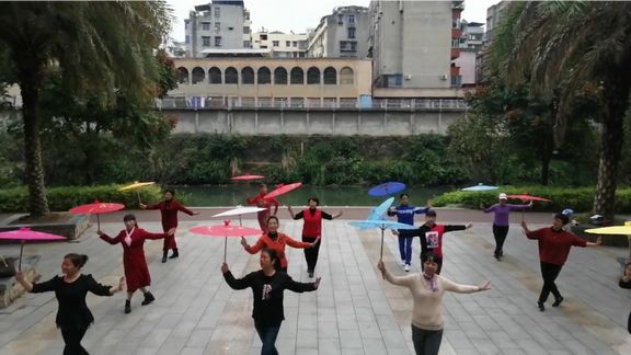 永安小小高原创舞队 练习小小高原创伞舞《红枣树》