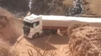 重型卡车在山间的荒野公路上行驶非常艰难, 绕过一个又一个小山包