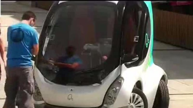 新一代微型折叠电动汽车,方便,舒适,经济实惠!看来我也要买一辆了!