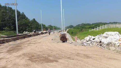 渝昆高铁的这个路口,无砟轨道快完成,9月份可铺轨