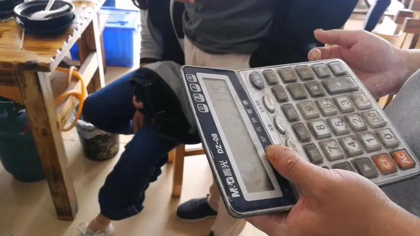 家人出门旅游,早餐吃了多少钱?老板还要拿出计算器算账