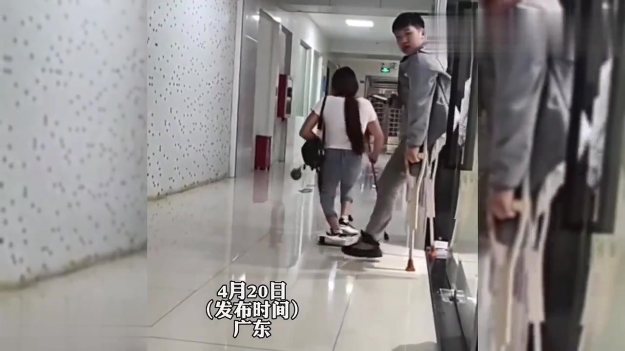 残疾人下班场景,虽然身体有缺陷,但依然积极面对生活