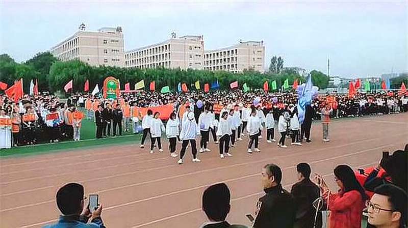 据说这是某个学校的运动会开幕仪式,这也太帅了吧!