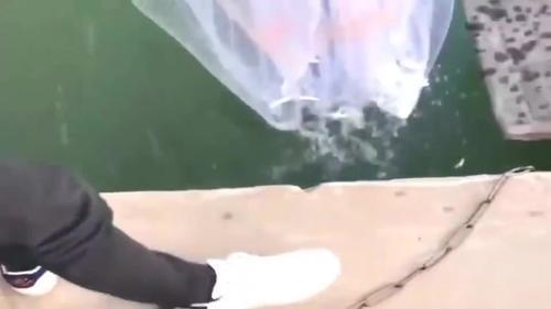 用古法捕鱼,这个飞盘撒网玩的真牛!