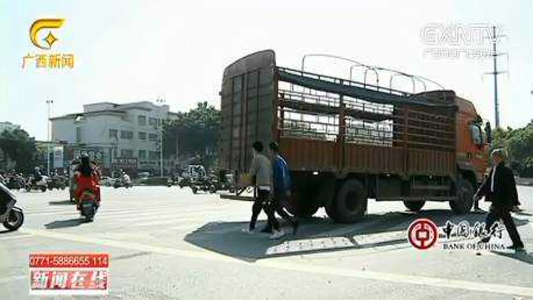 大货车与电动车相撞,电动车车主瞬间被卷入车底,吓坏周围群众