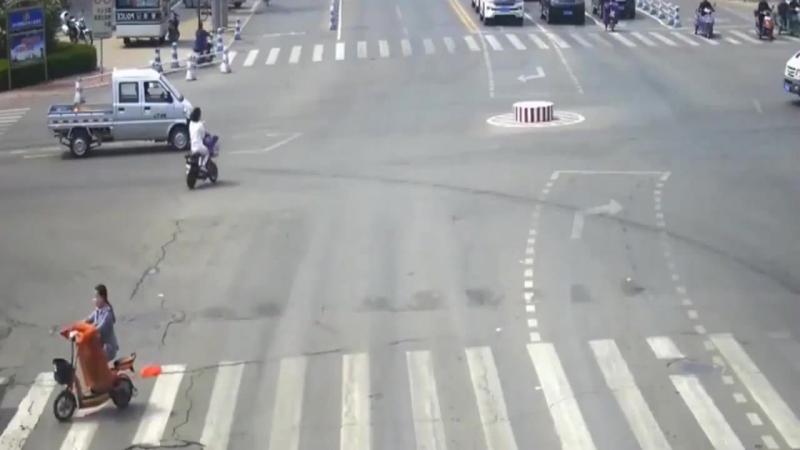 电动车女子疯狂闯红灯,结果被小轿车撞上了!