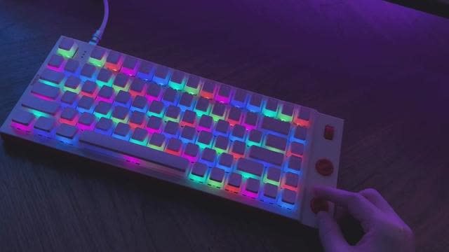 在键盘上放了两个微波炉旋钮,RGB效果唯快不破,再也不用担心我记.