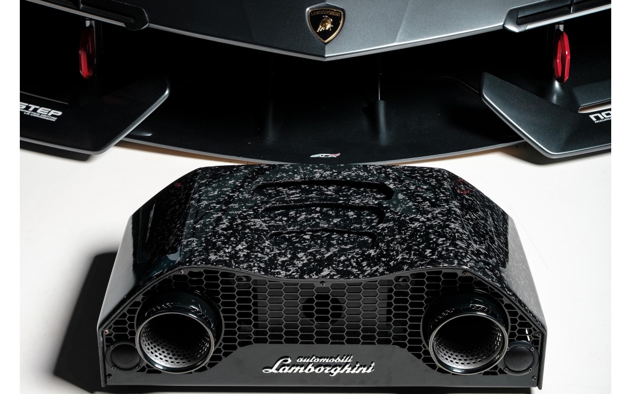 真香。兰博基尼Lamborghini拥有汽车轮廓的碳纤维外壳
