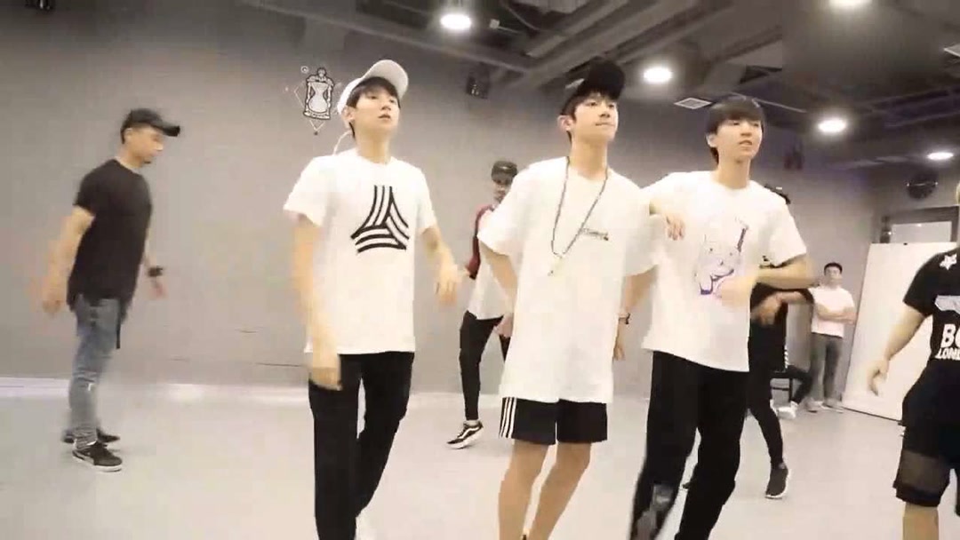 快乐tf家族 易烊千玺 四周年演唱会 花絮完整版,看着真真的