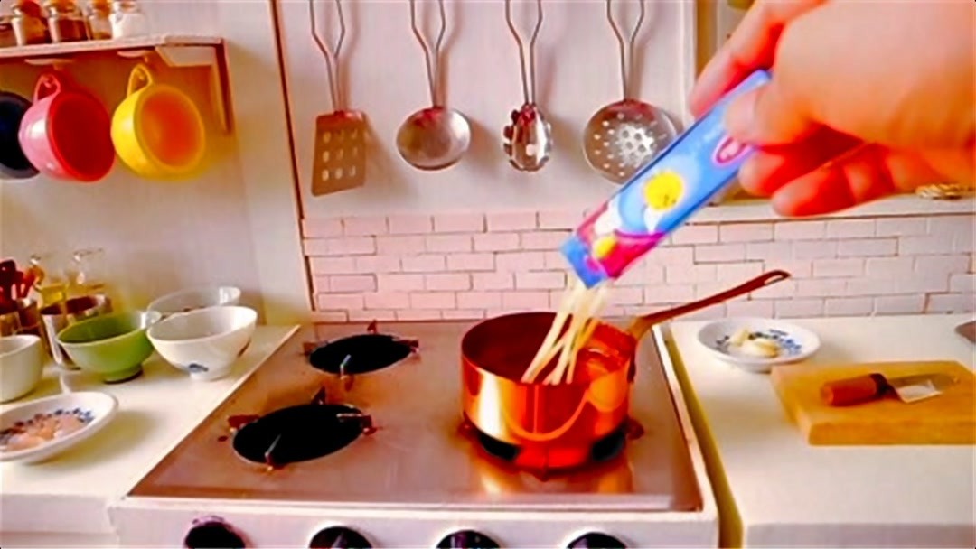 定格动画:超级迷你厨房,真正的食物虾和西班牙辣香肠面食食谱