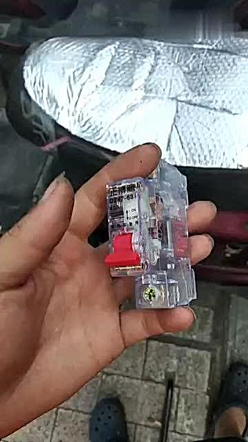 电工知识:电动车长时间不骑要把这个开关关闭,否则电瓶就会饿死