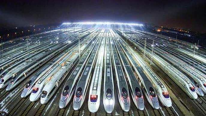 中国高铁安全有保障,1.6万零件工人检修,清洗过程让外媒佩服!