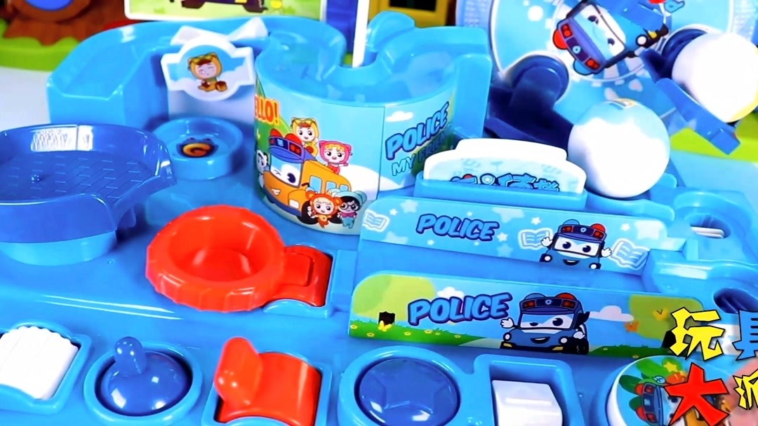 童百变校巴警长歌德闯关冒险游戏