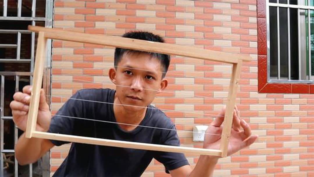 小伙演示没有拉钢丝的机器,没有铜眼,如何能把巢框上的钢丝拉紧