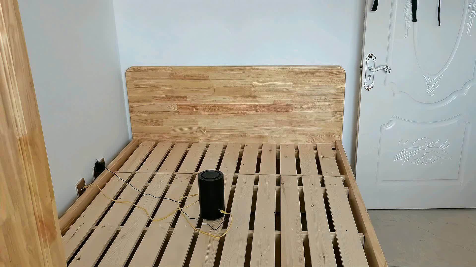 不足十平米的小卧室,一张床一个衣柜一个书桌完美搭配,互不干扰