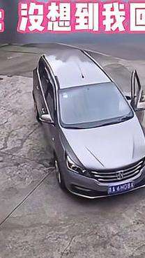 驾驶员刚把车停好,飞出一辆三轮车 交通安全 安全驾驶 交通事故