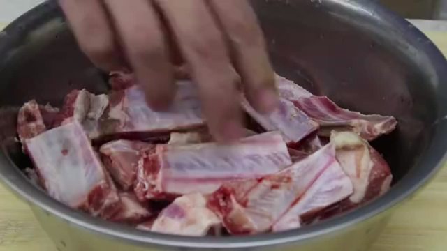 炖排骨汤的做法,学会这个小技巧,不需要焯水,汤浓肉香,真解馋